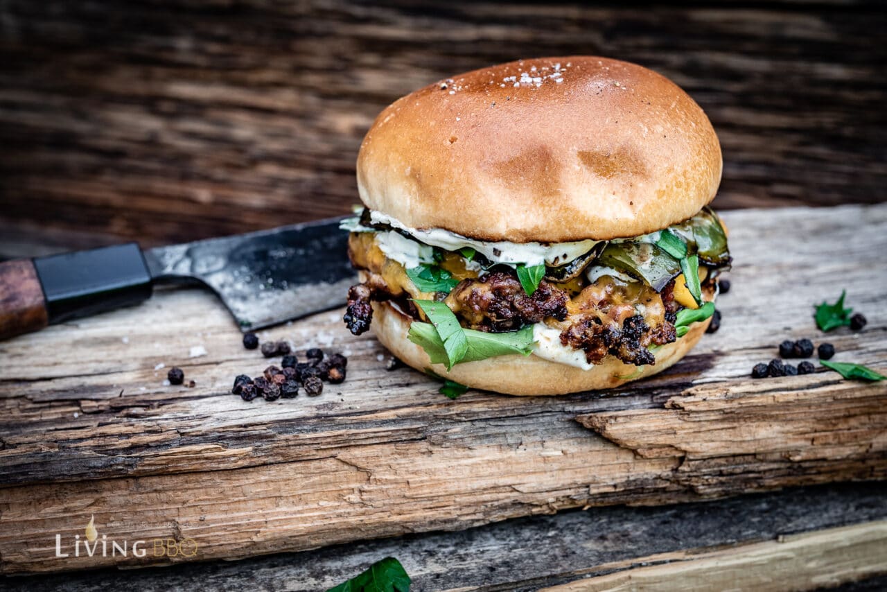 Sucuk Burger mit Cheddar - LivingBBQ.de